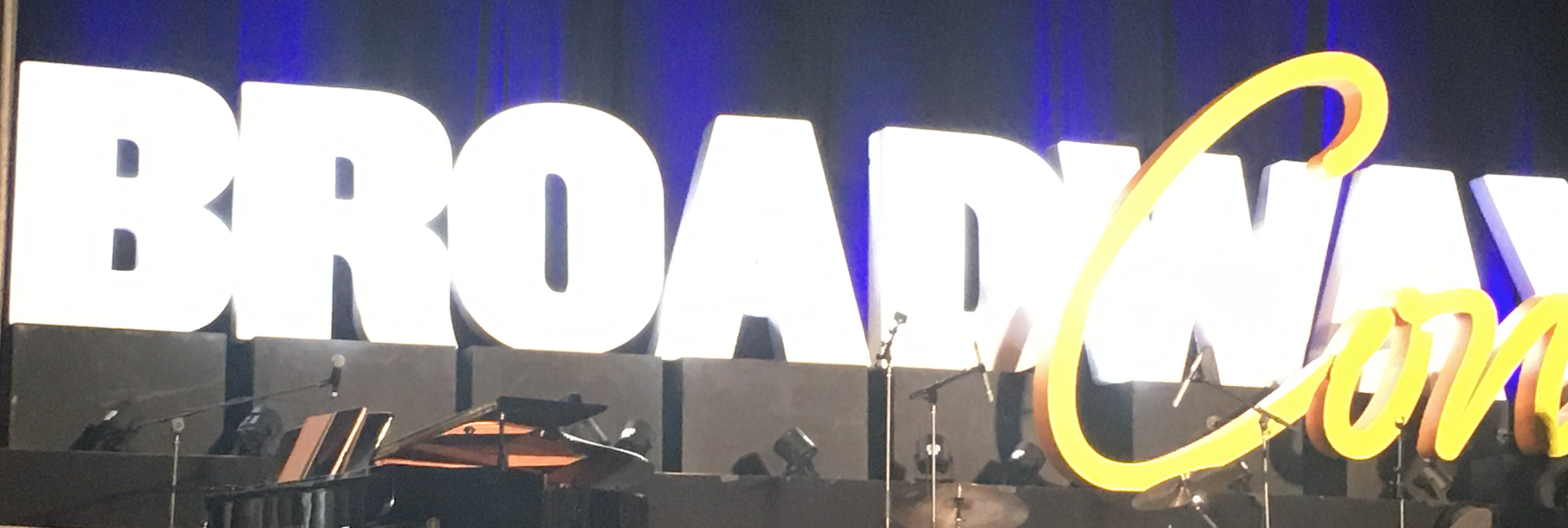 BroadwayCon logo – New York Theater
