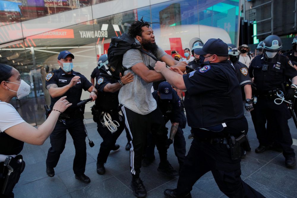 Scuffle outside TKTS booth – New York Theater